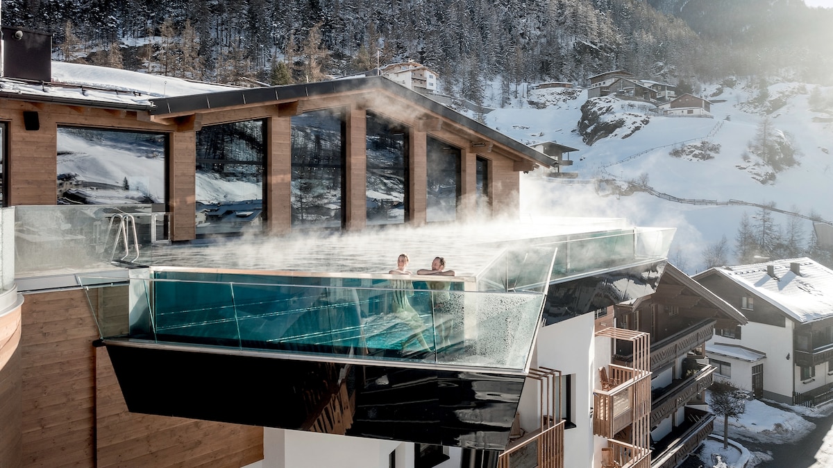 Mengapa kota Alpen Austria ini selamanya terhubung dengan James Bond ...