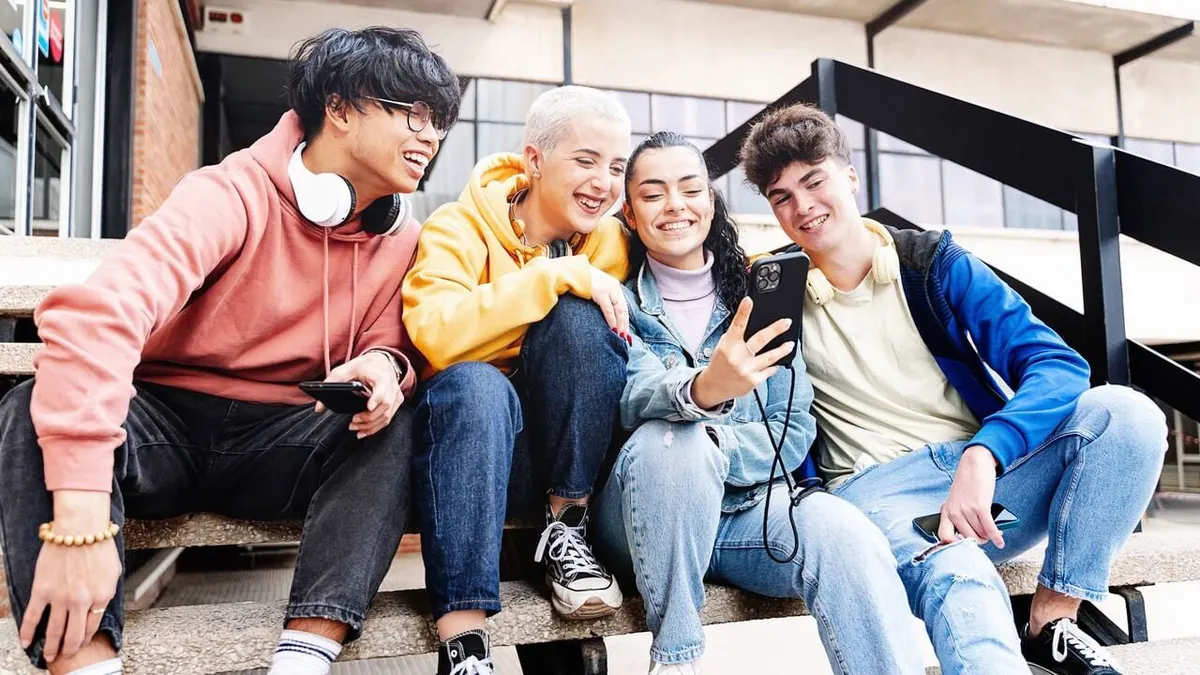 Pengertian, Ciri Umum, Karakteristik, dan Sifat-Sifat Generasi Z